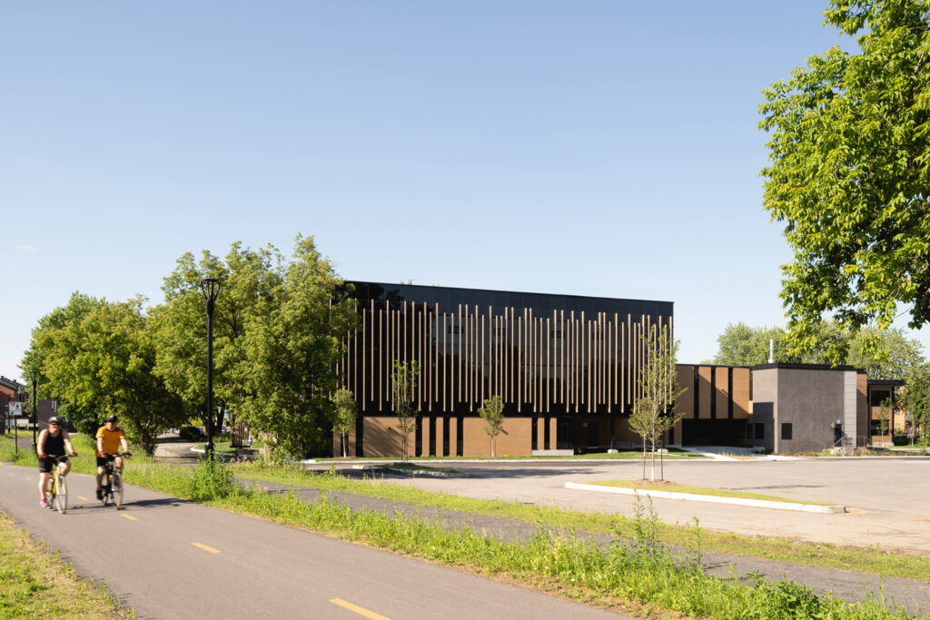 Centre administratif du centre de services scolaire de la Pointe-de-l’île | UN Architecture Inc.